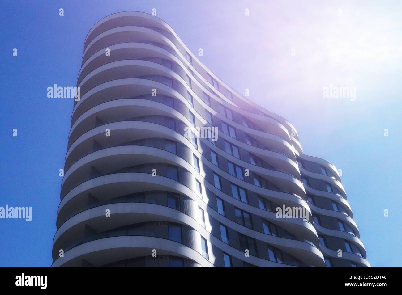 Curve building hi-res stock photography and images - Alamy