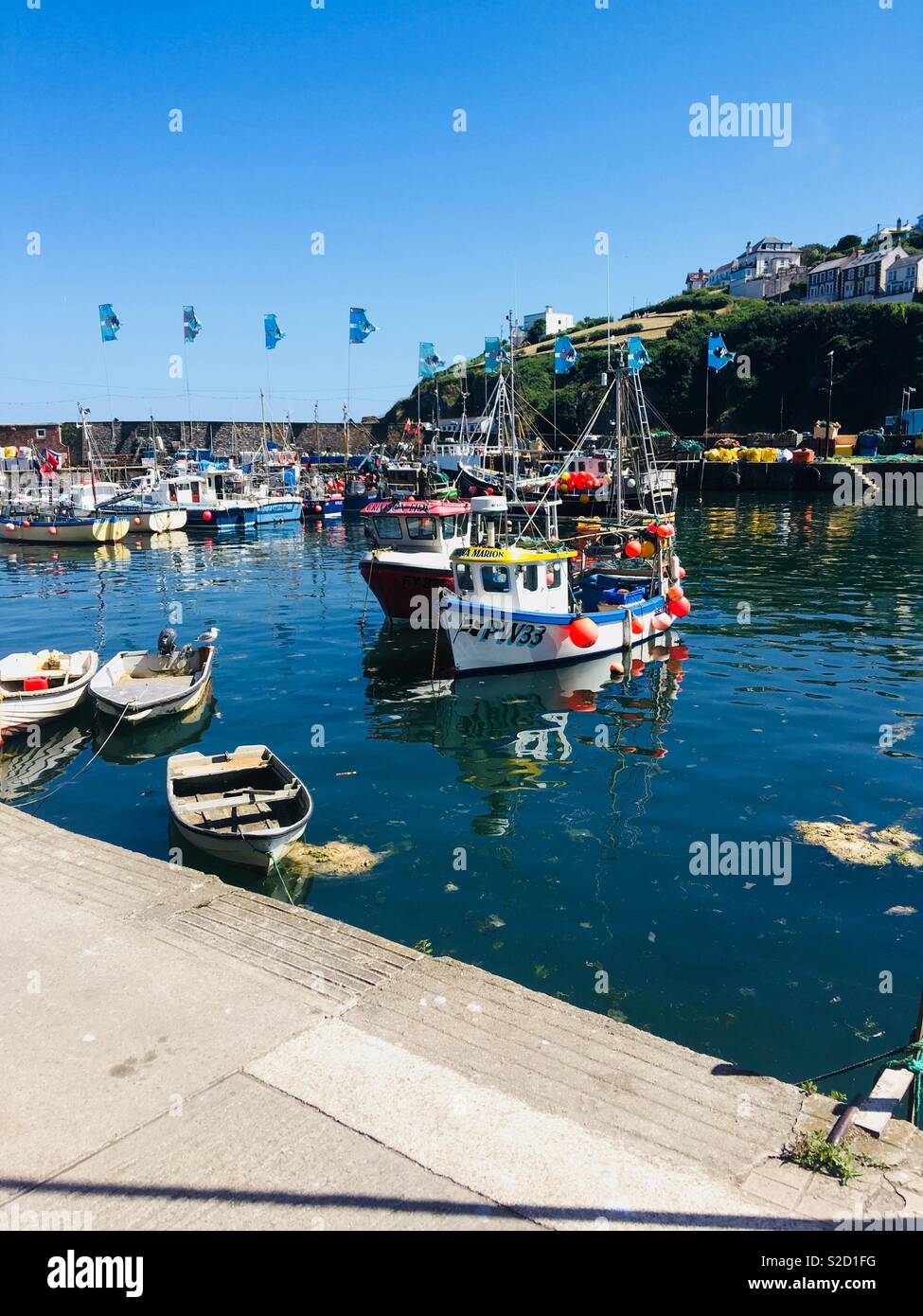 Fishing boats looe harbour cornwall hi-res stock photography and images ...