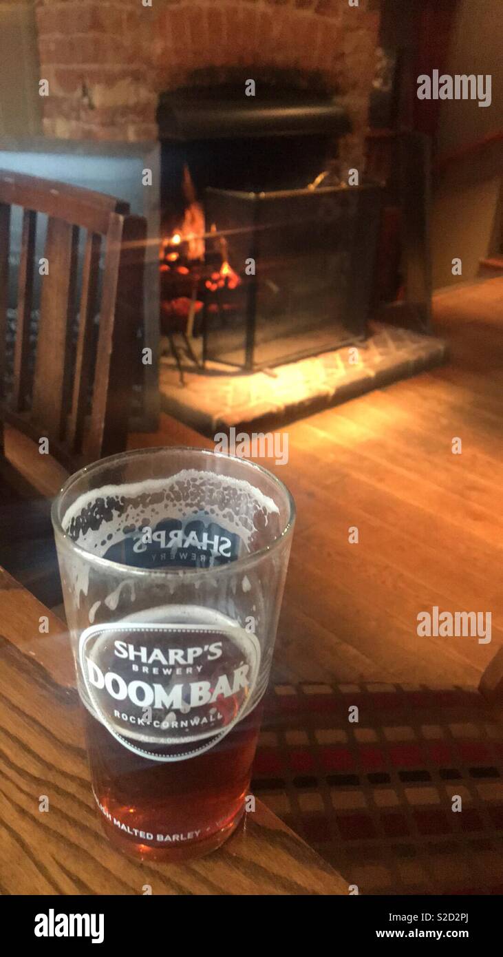 Pub fire hi-res stock photography and images - Alamy
