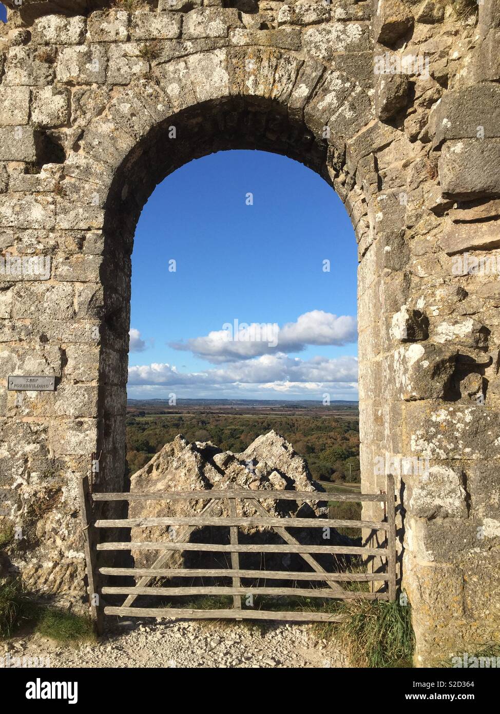 View through archway Stock Photo - Alamy