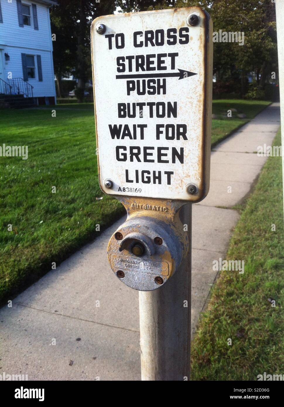 Push button road crossing hi-res stock photography and images - Alamy