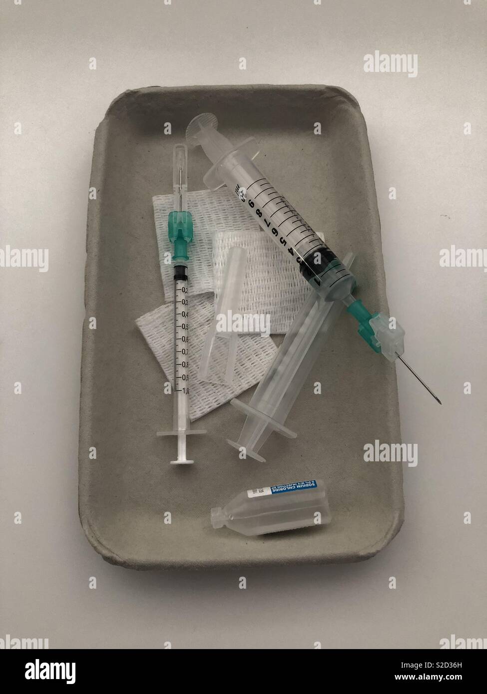 Sterile needles hi-res stock photography and images - Alamy