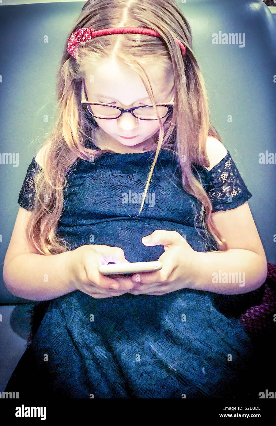 Girl iphone hi-res stock photography and images - Alamy