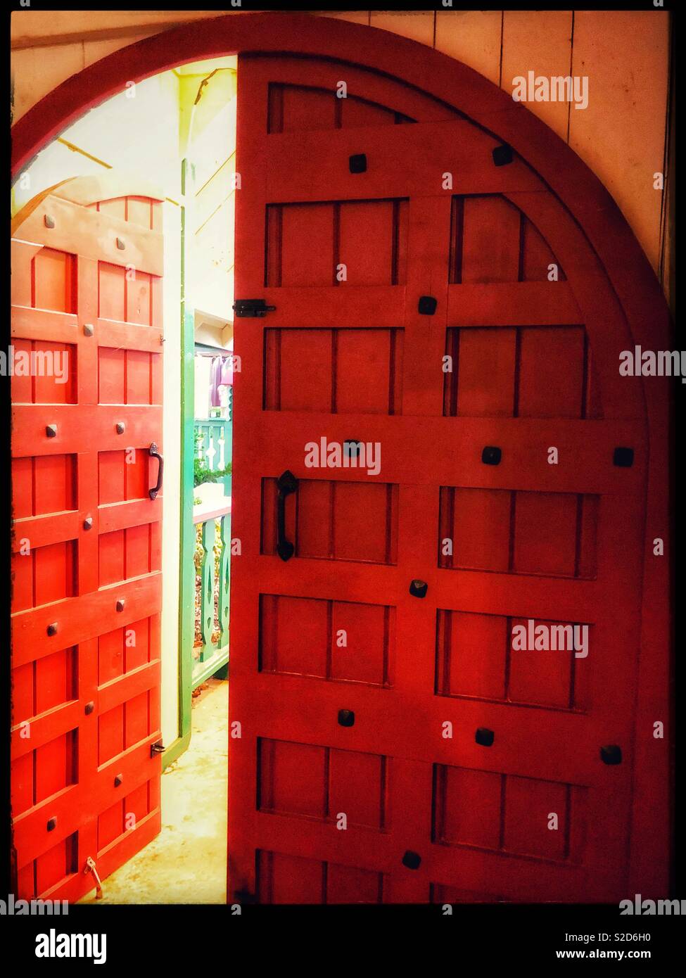 Arched red door hi-res stock photography and images - Alamy