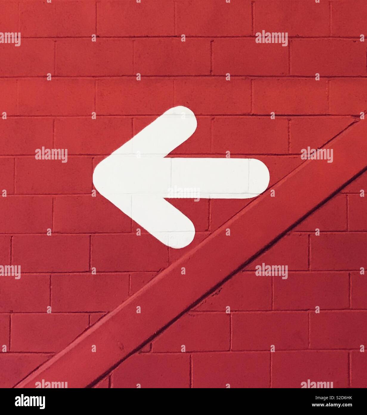 Red arrow at wall hi-res stock photography and images - Alamy