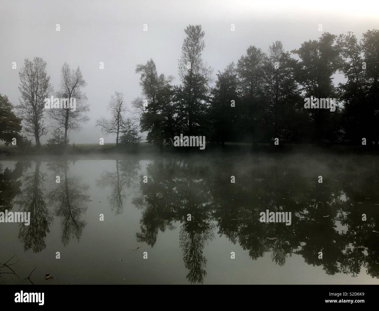 Dark lake hi-res stock photography and images - Alamy