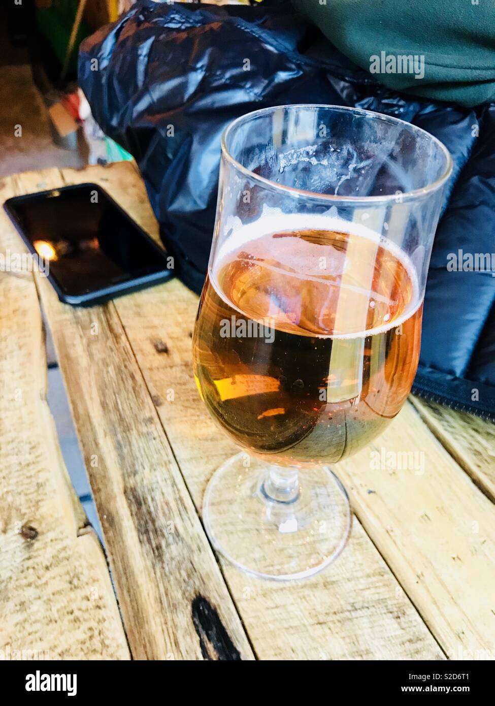 Drinking craft beer outside Stock Photo - Alamy