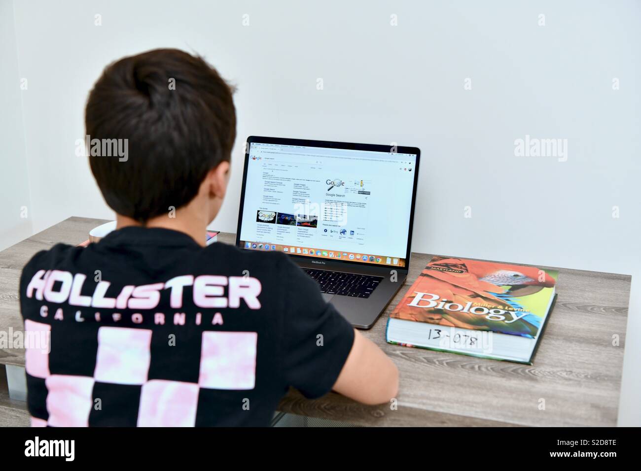 Teen boy studying Stock Photo - Alamy