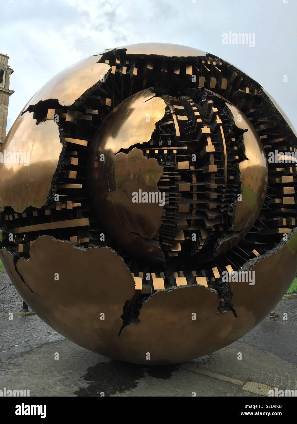 Sphere within sphere hi-res stock photography and images - Alamy