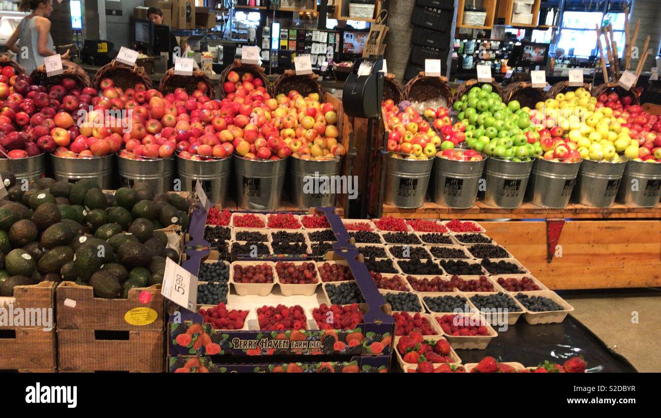 Fruit display hi-res stock photography and images - Alamy