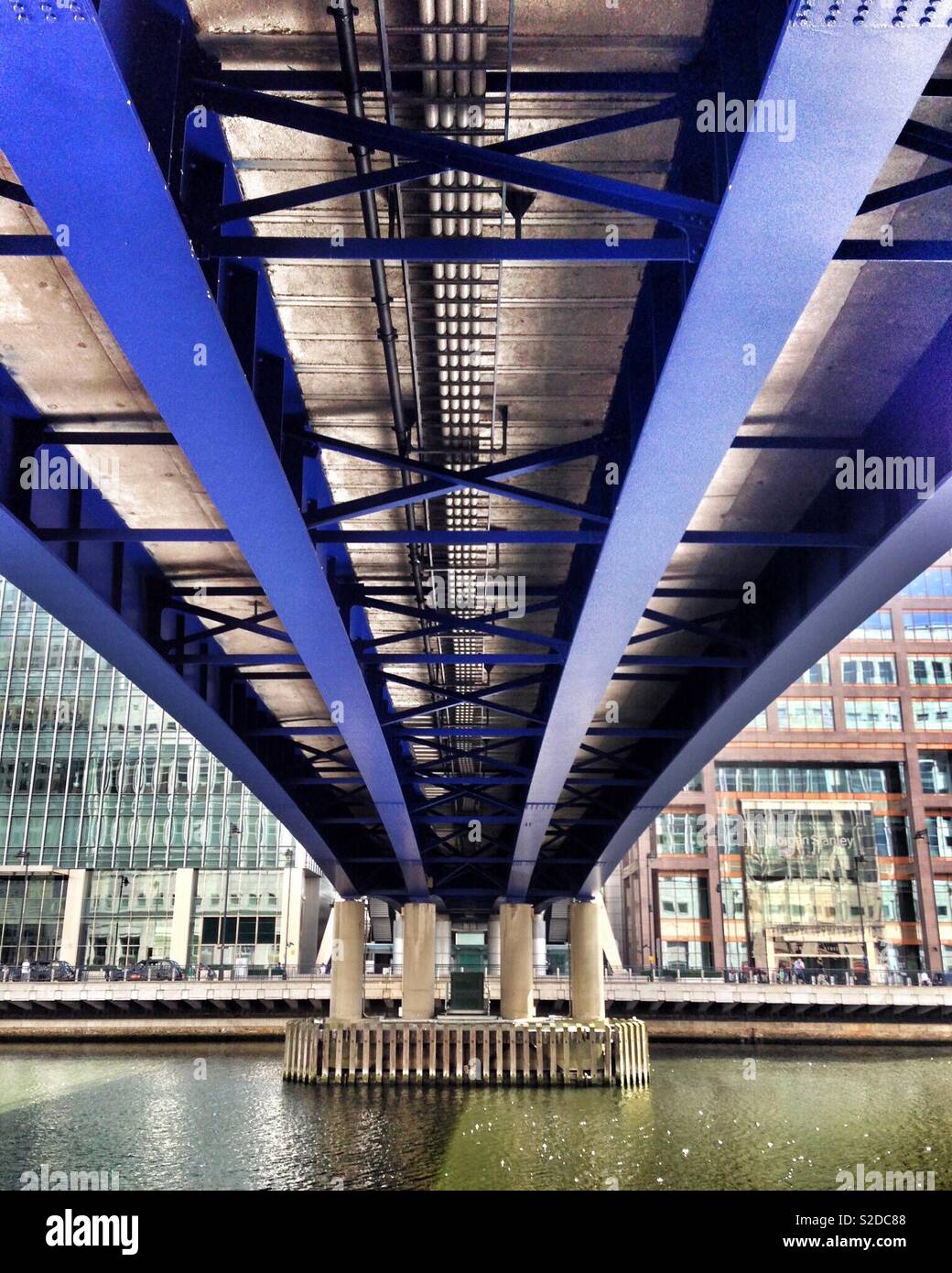 Bridge in Canary Wharf Stock Photo - Alamy