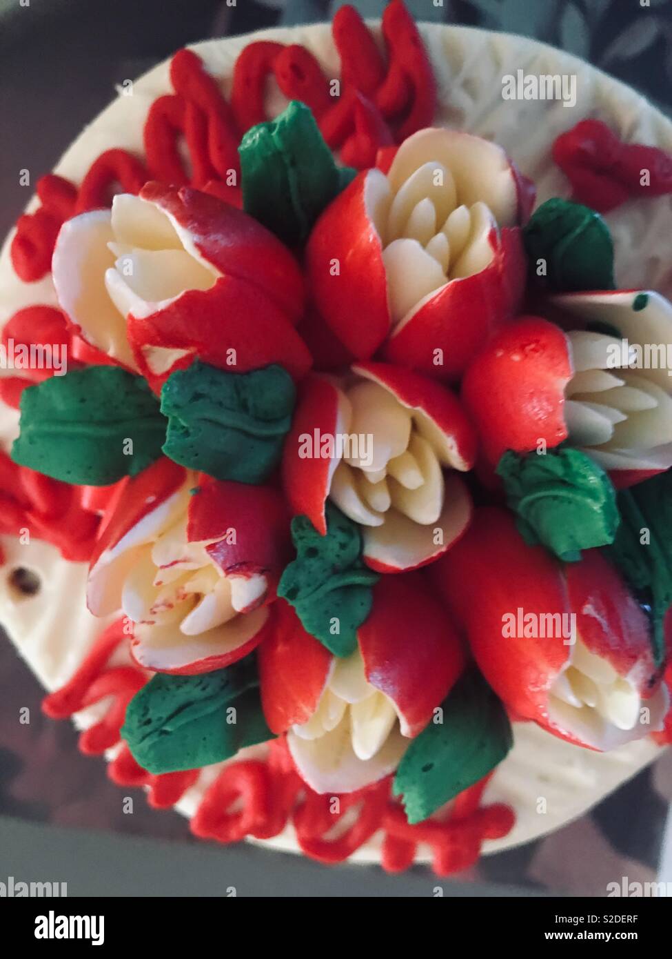 Icing of roses cake (red velvet Stock Photo - Alamy