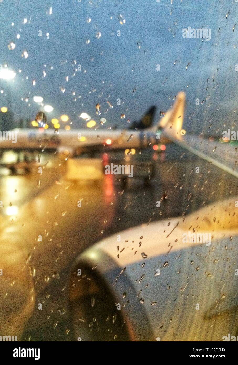 Airplane window runway hi-res stock photography and images - Alamy