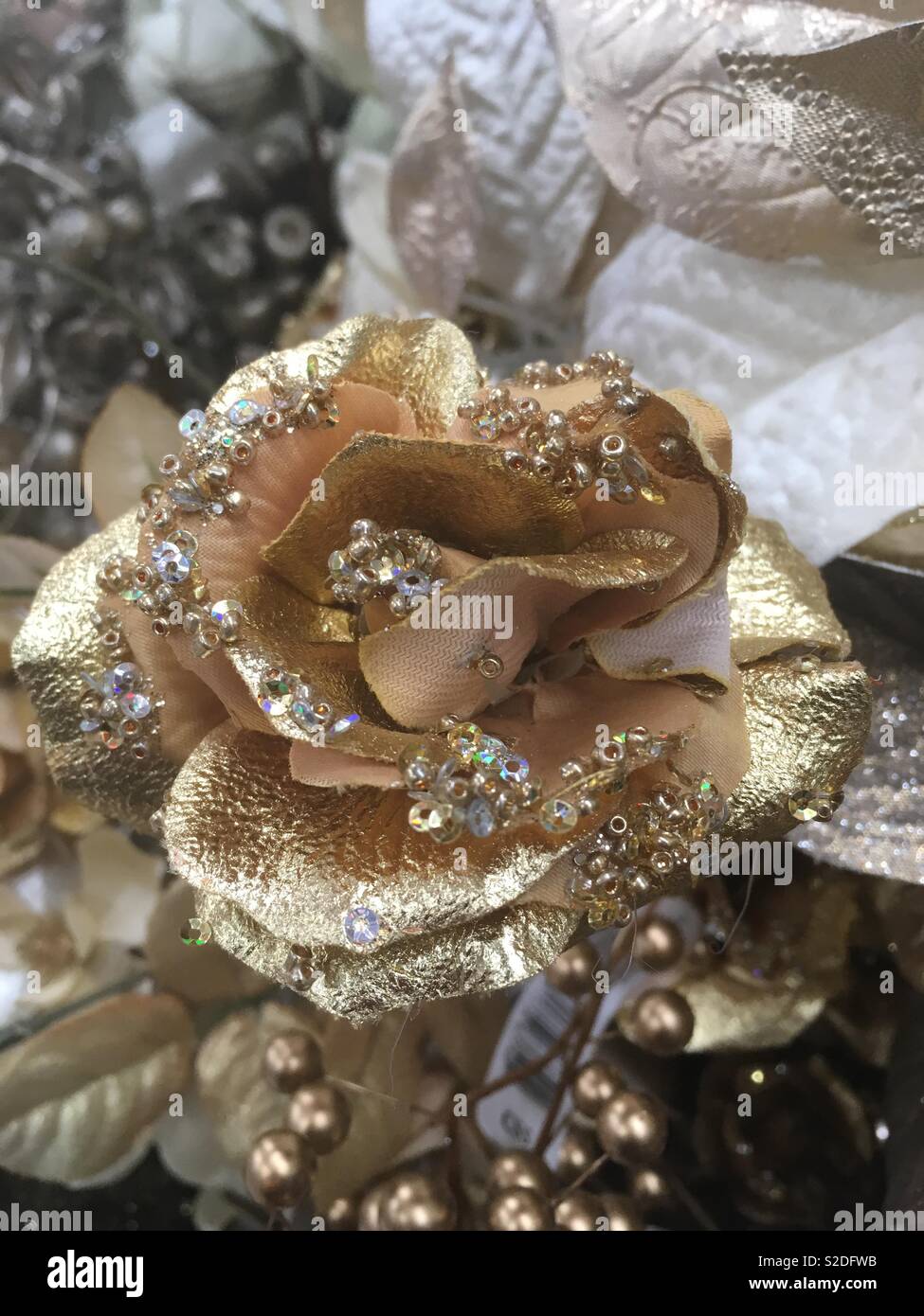 Gold flower hi-res stock photography and images - Alamy