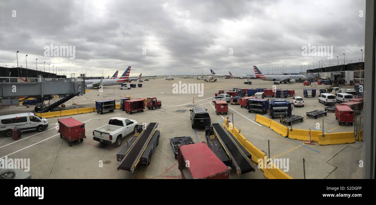 Airport gates hi-res stock photography and images - Alamy