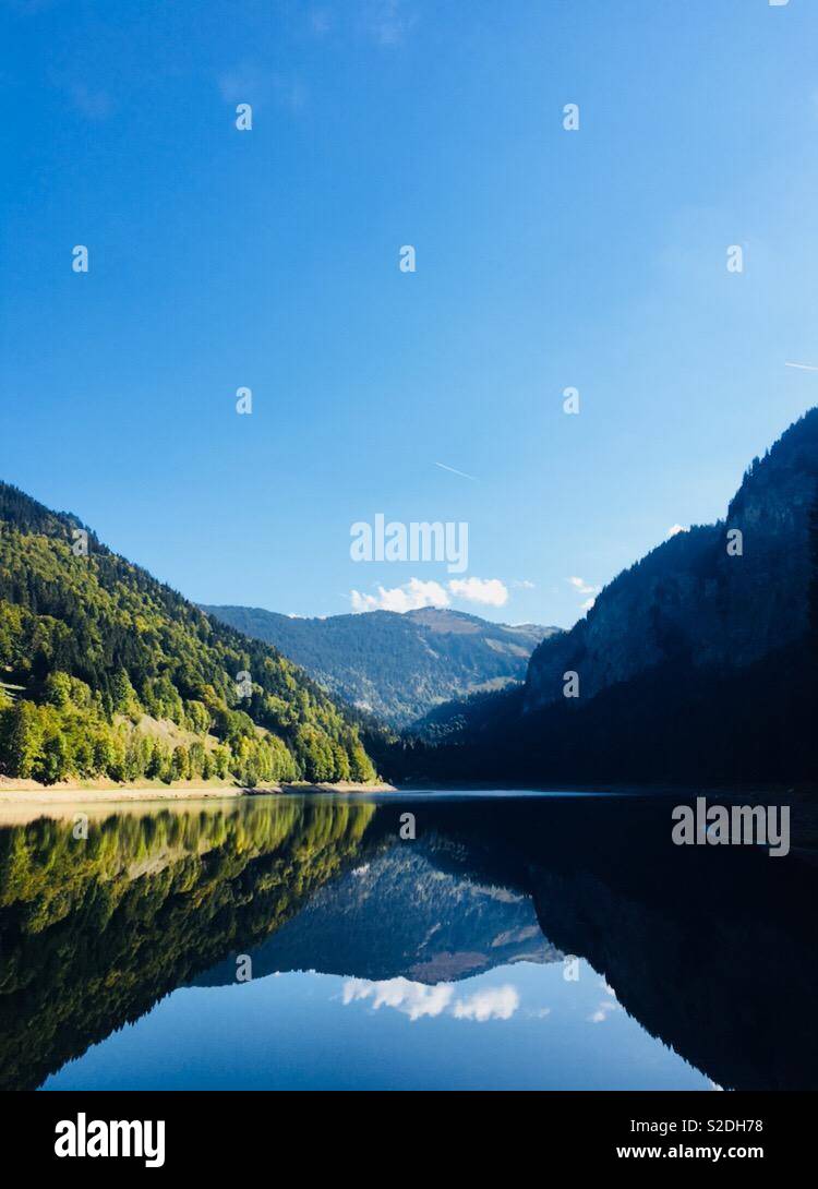 Mirror lake at Lac de Montriond Stock Photo - Alamy