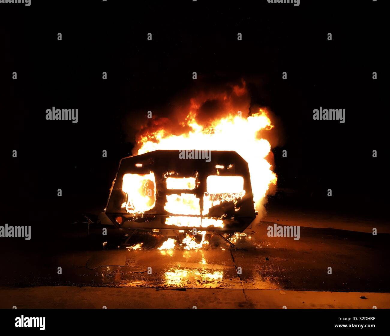 Caravan on fire, burning to the ground Stock Photo - Alamy