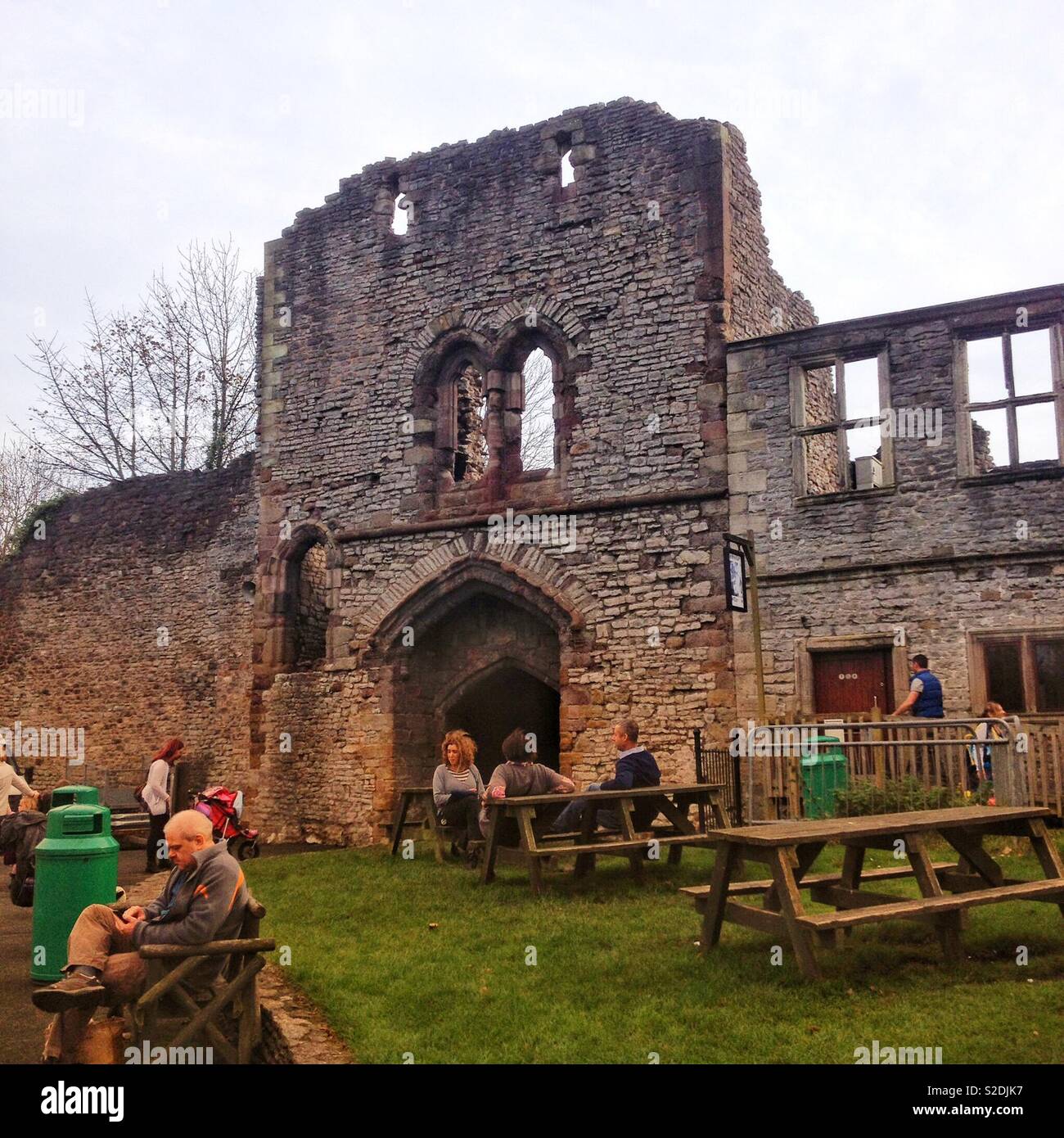 Ruins castle people hi-res stock photography and images - Alamy