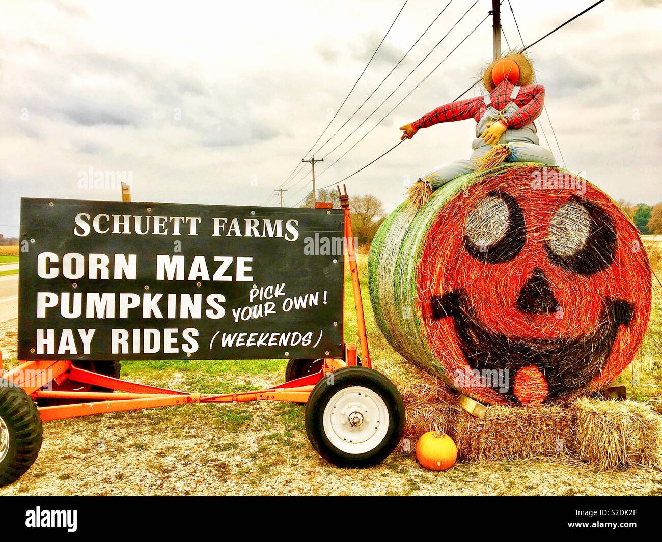 Hay bale rides hi-res stock photography and images - Alamy