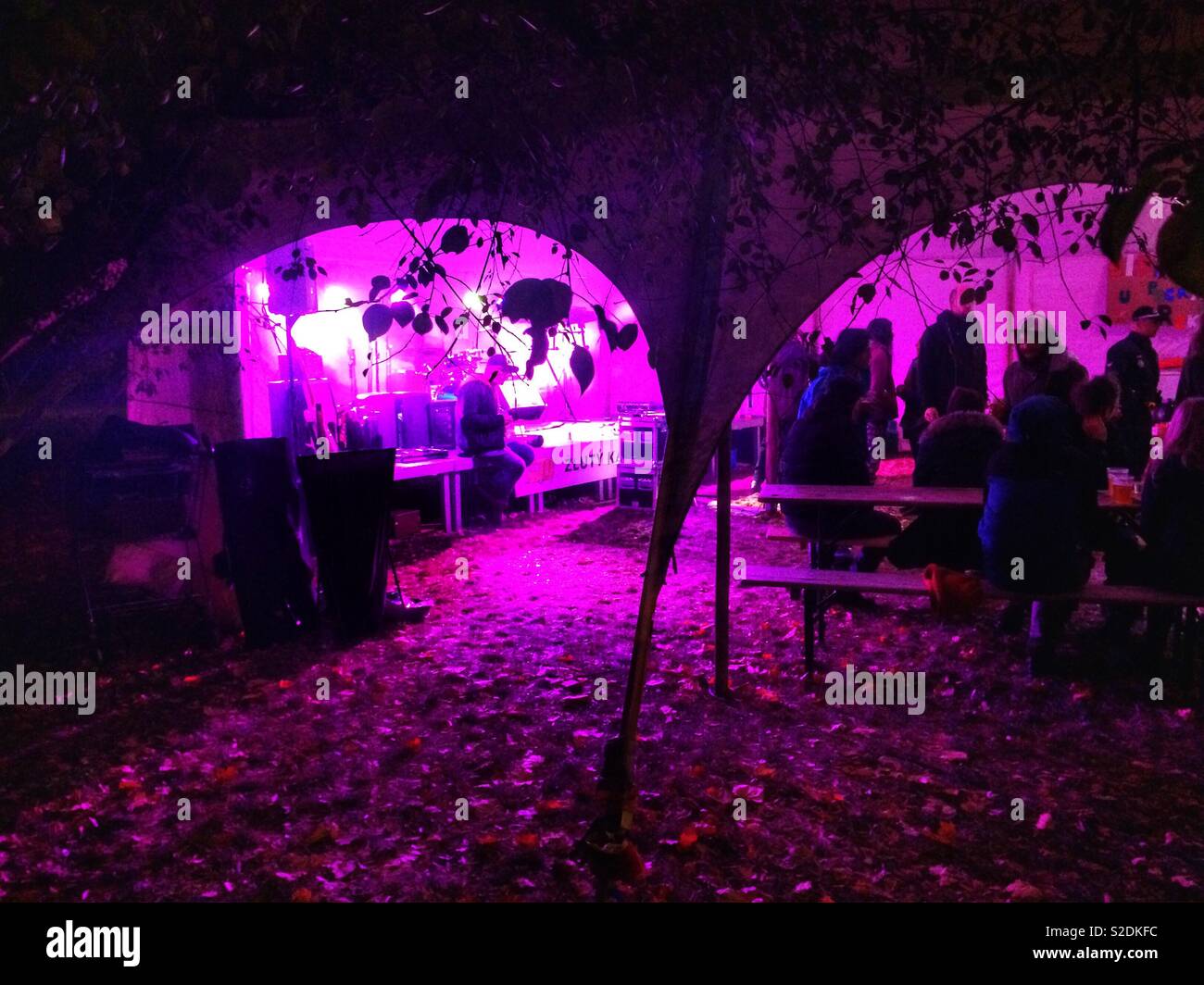 Outdoor party hi-res stock photography and images - Alamy