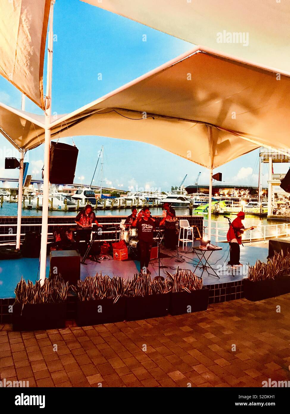 Live band hi-res stock photography and images - Alamy