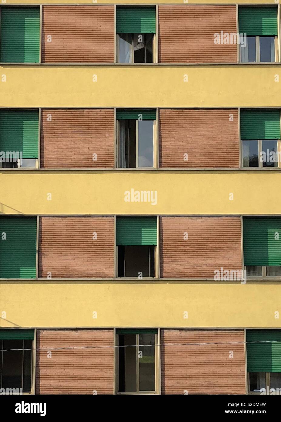 Yellow apartments hi-res stock photography and images - Alamy