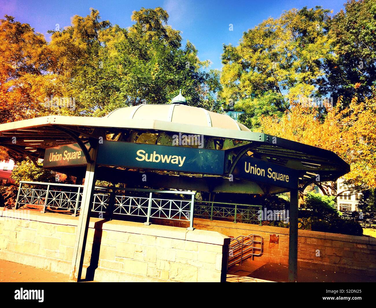 Above ground structure at the entrance to the Union Square, Subway ...