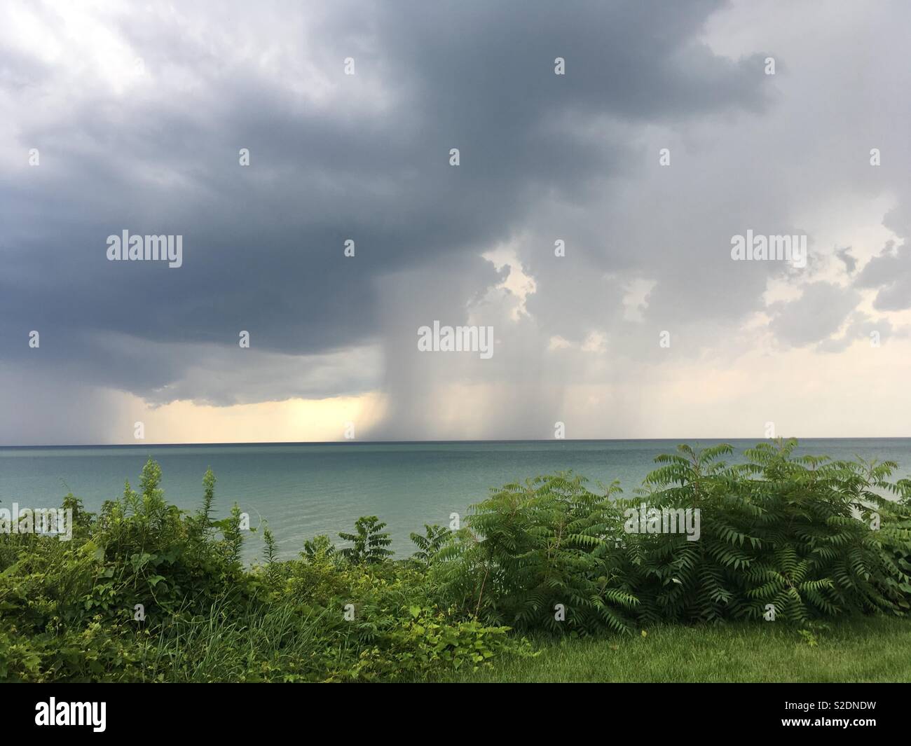 Rain cloud hi-res stock photography and images - Alamy