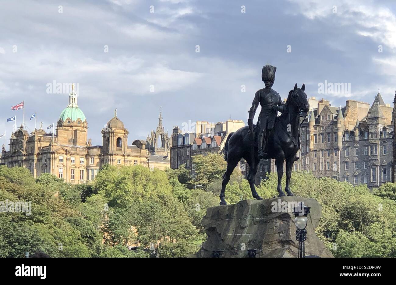 Sun shine on edinburgh castle hi-res stock photography and images - Alamy