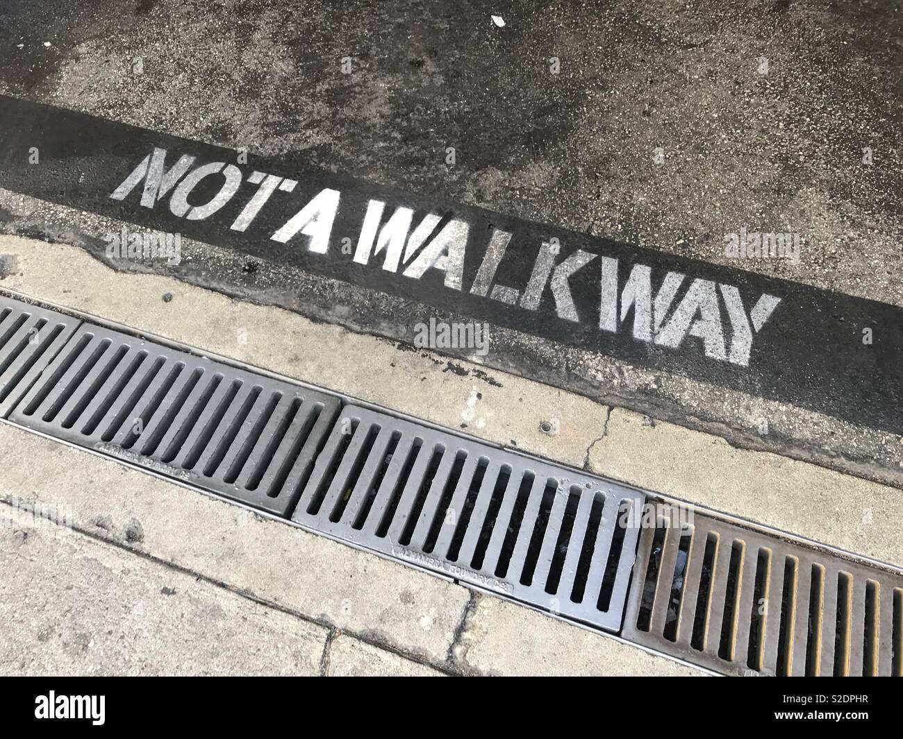Parking lot walkway signs hi-res stock photography and images - Alamy
