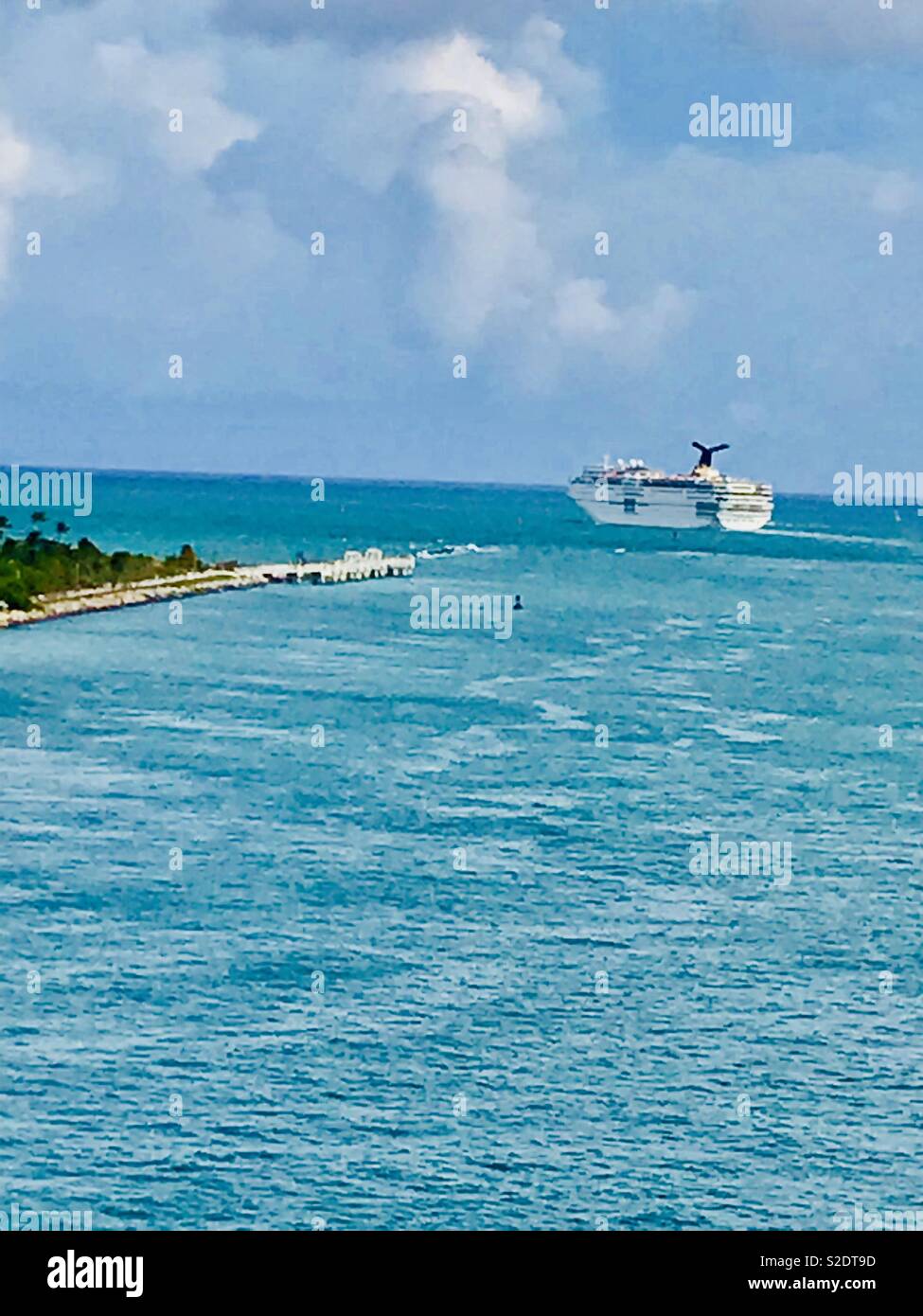 Ship Sailing Away Stock Photos & Ship Sailing Away Stock Images - Alamy