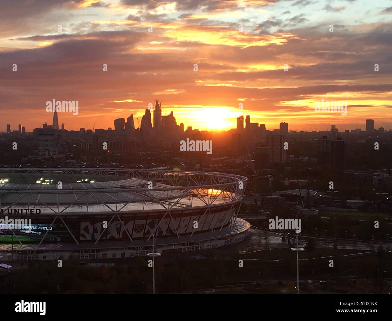 Beautiful london sunset hi-res stock photography and images - Alamy