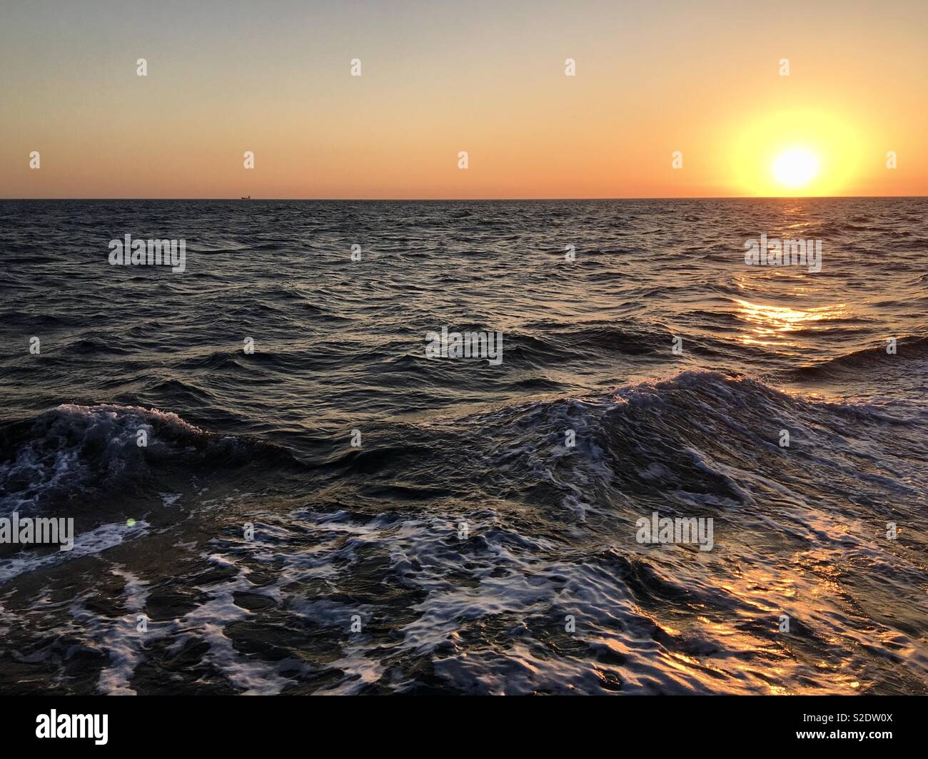 Ocean waves sunset hi-res stock photography and images - Alamy