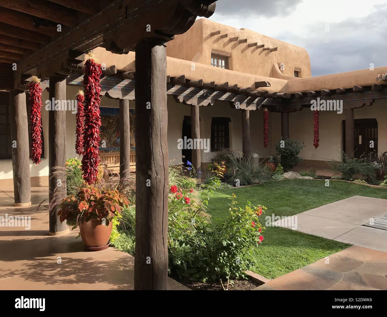 Traditional courtyard mexico hi-res stock photography and images - Alamy