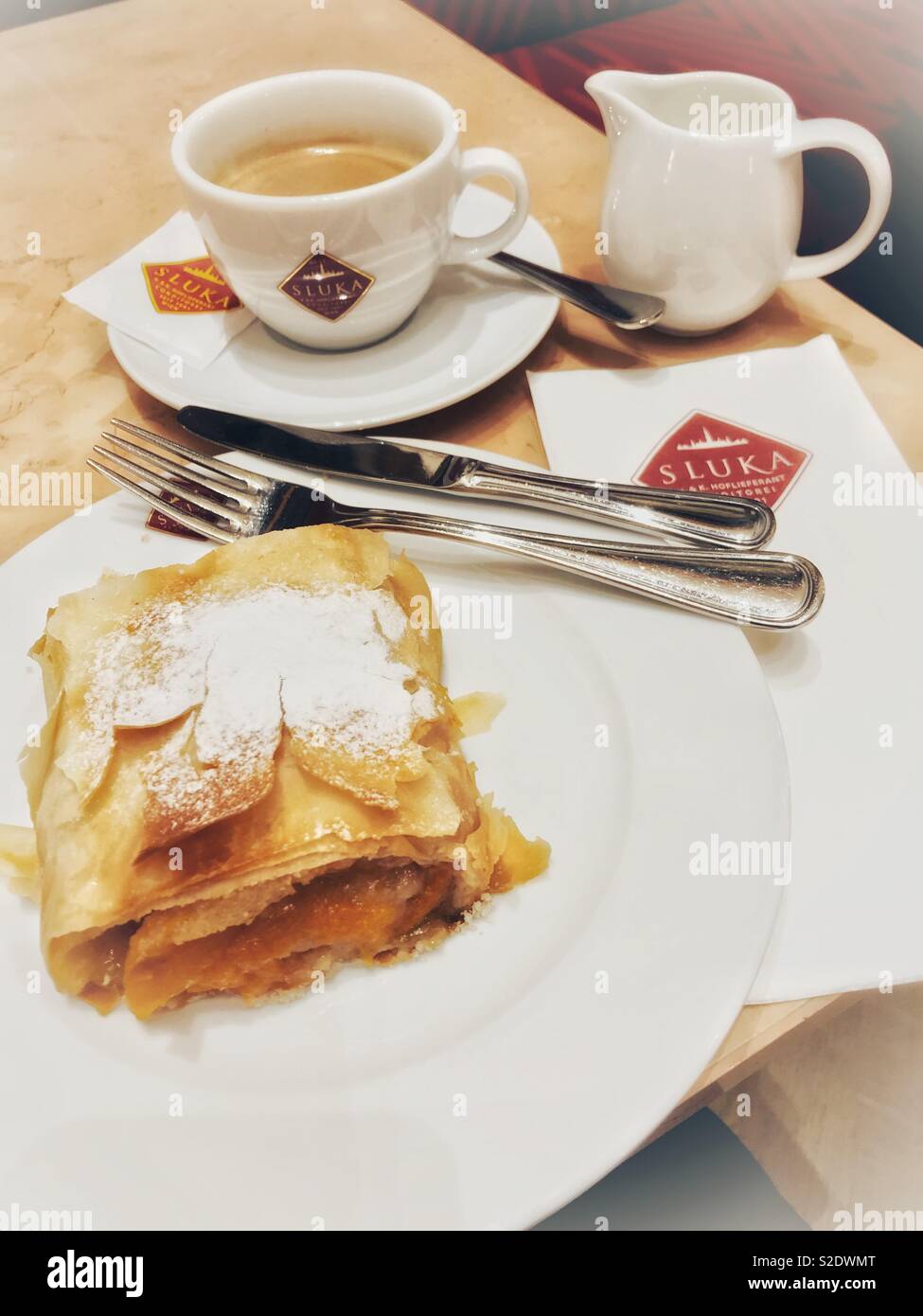 Cafe strudel hi-res stock photography and images - Alamy