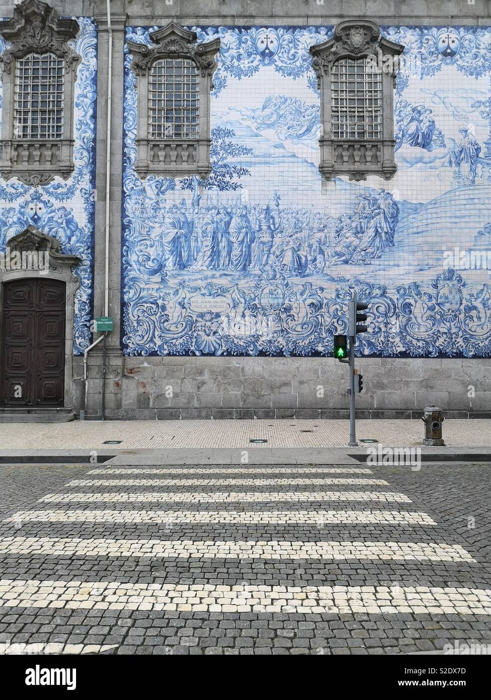Blue ceramic tiles hi-res stock photography and images - Alamy