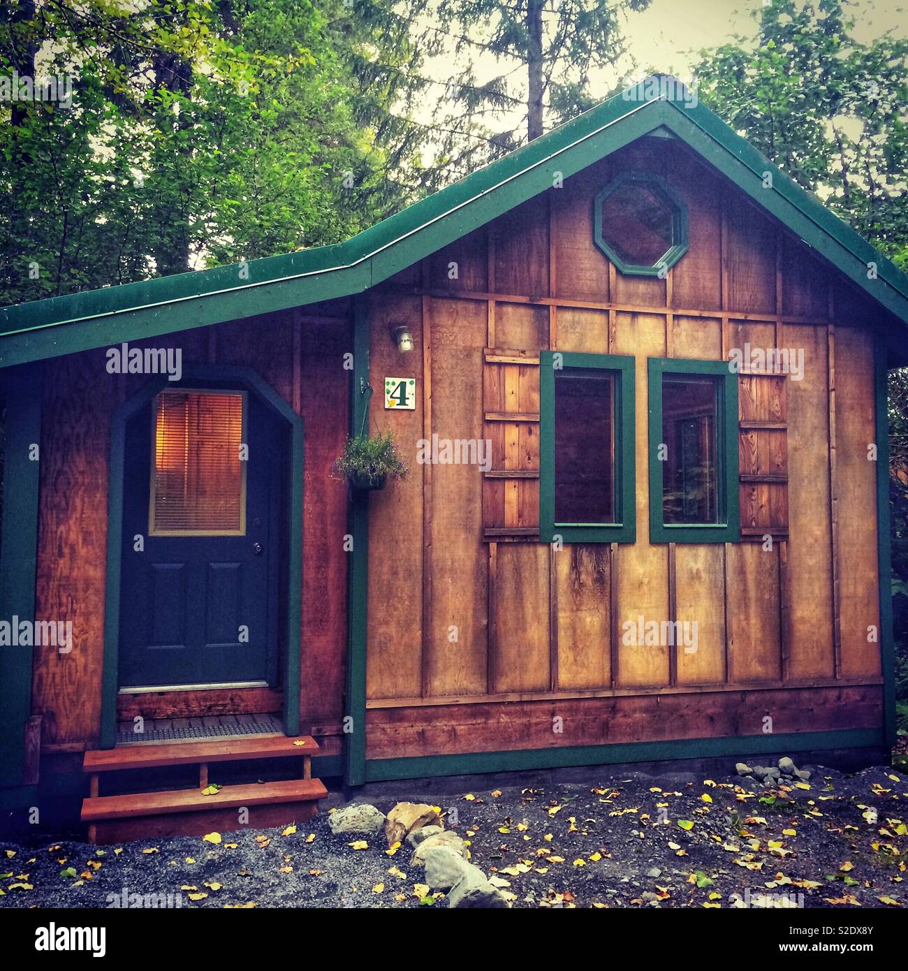 Tiny log cabin hi-res stock photography and images - Alamy
