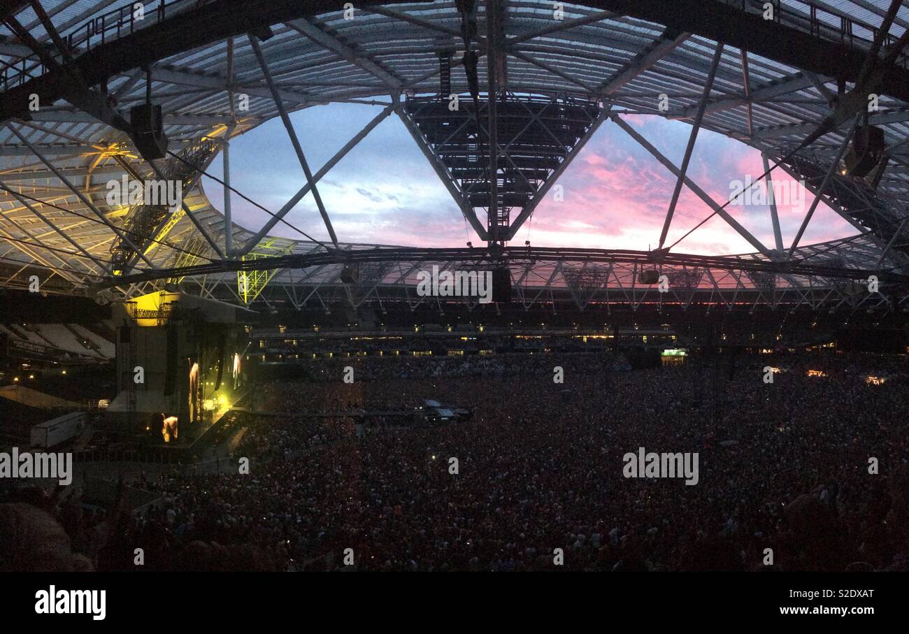 Stadium concert hi-res stock photography and images - Alamy