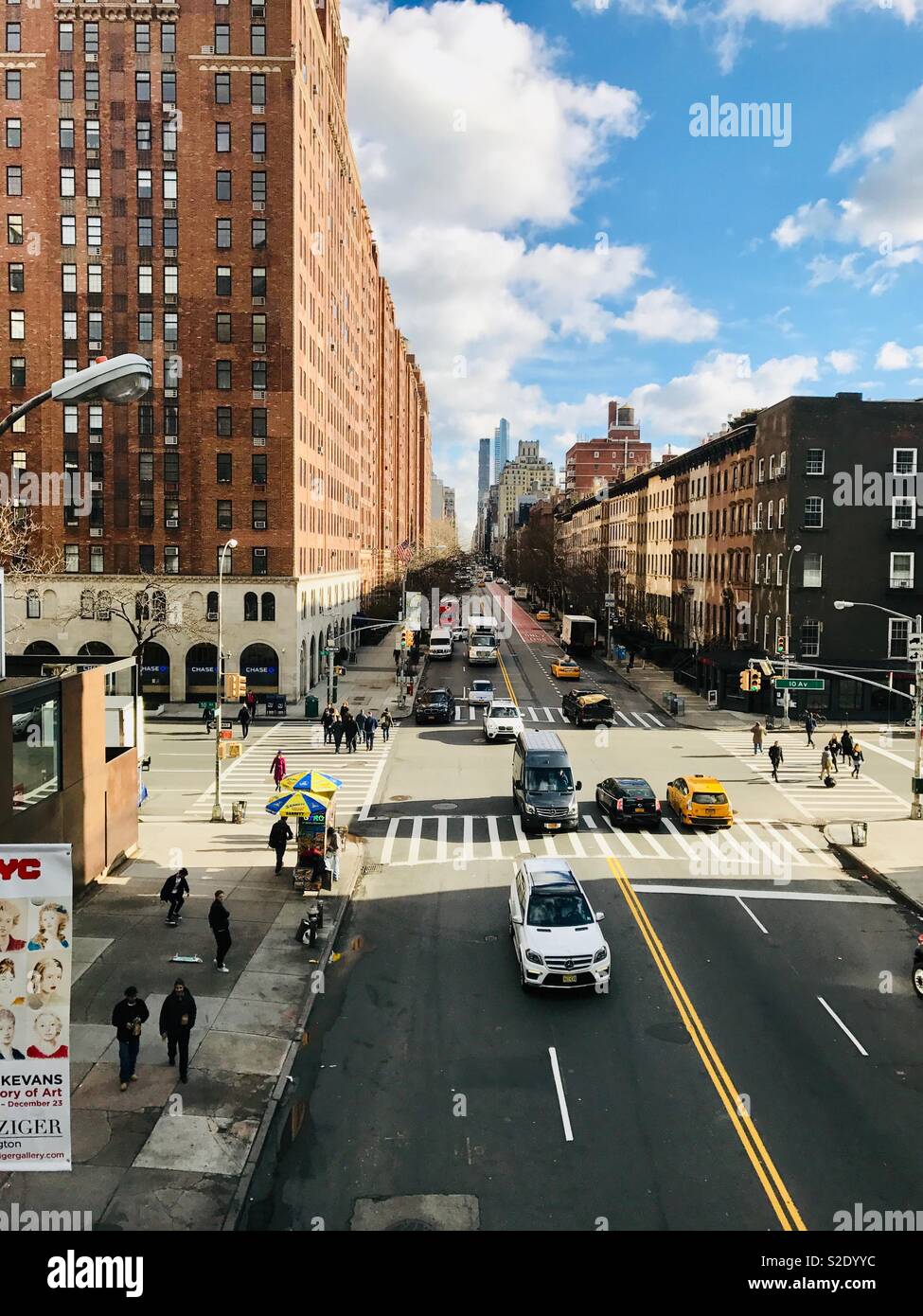A busy street view from the High Line in New York City Stock Photo - Alamy