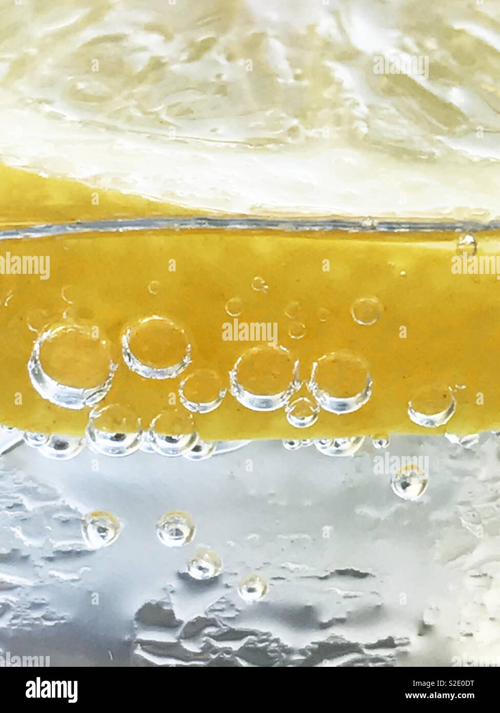 Slice of lemon in sparkling water Stock Photo - Alamy