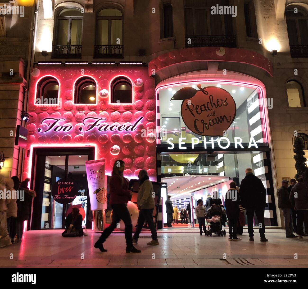 Sephora paris hi-res stock photography and images - Alamy