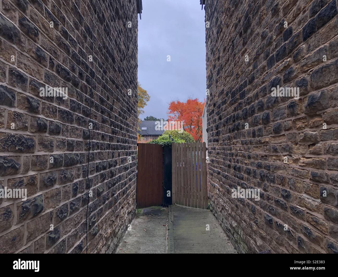 Alleyway between houses Stock Photo - Alamy