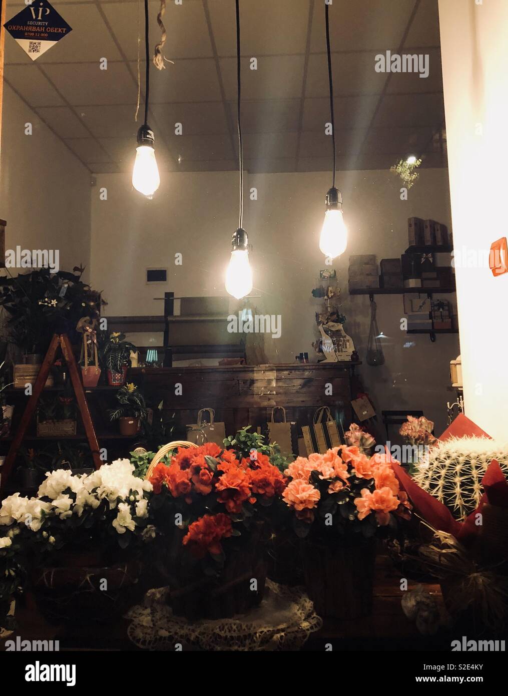 Window flower shop hi-res stock photography and images - Alamy
