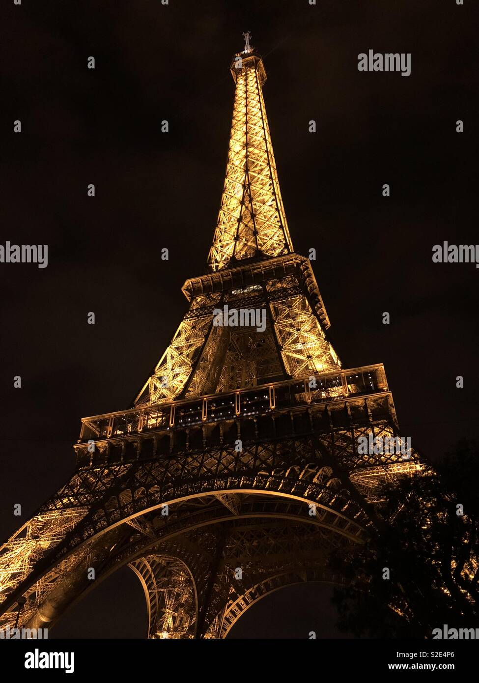 Eiffel tower night paris france hi-res stock photography and images - Alamy