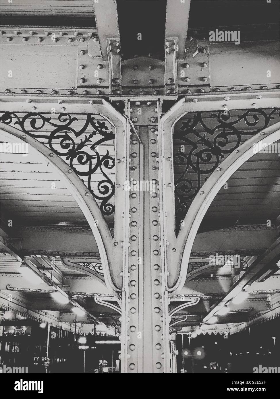 Ironwork arch hi-res stock photography and images - Alamy