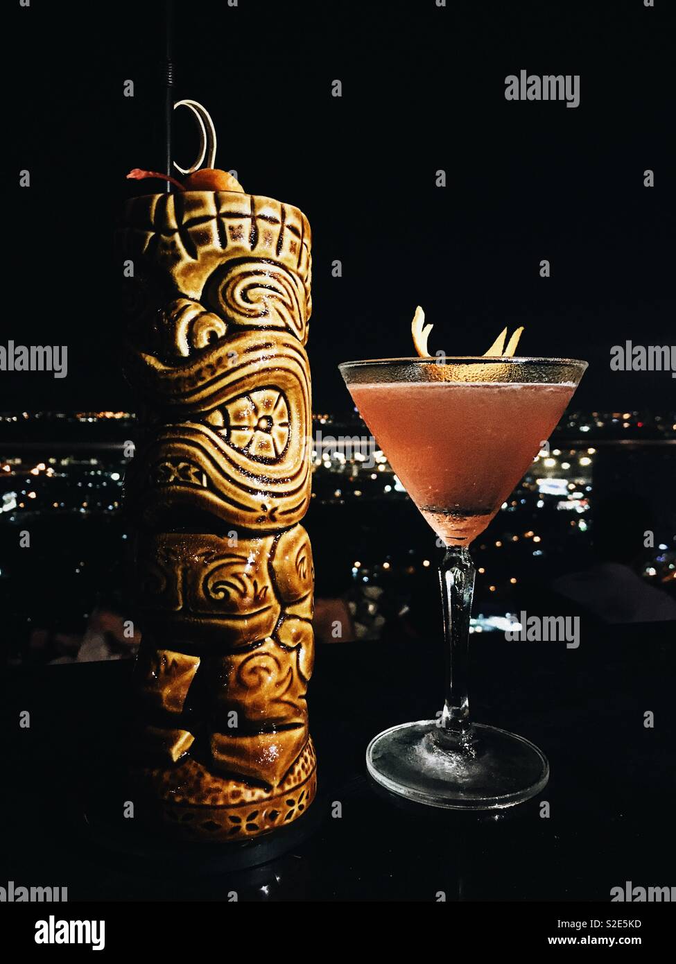 Cocktail rooftop bar hi-res stock photography and images - Alamy