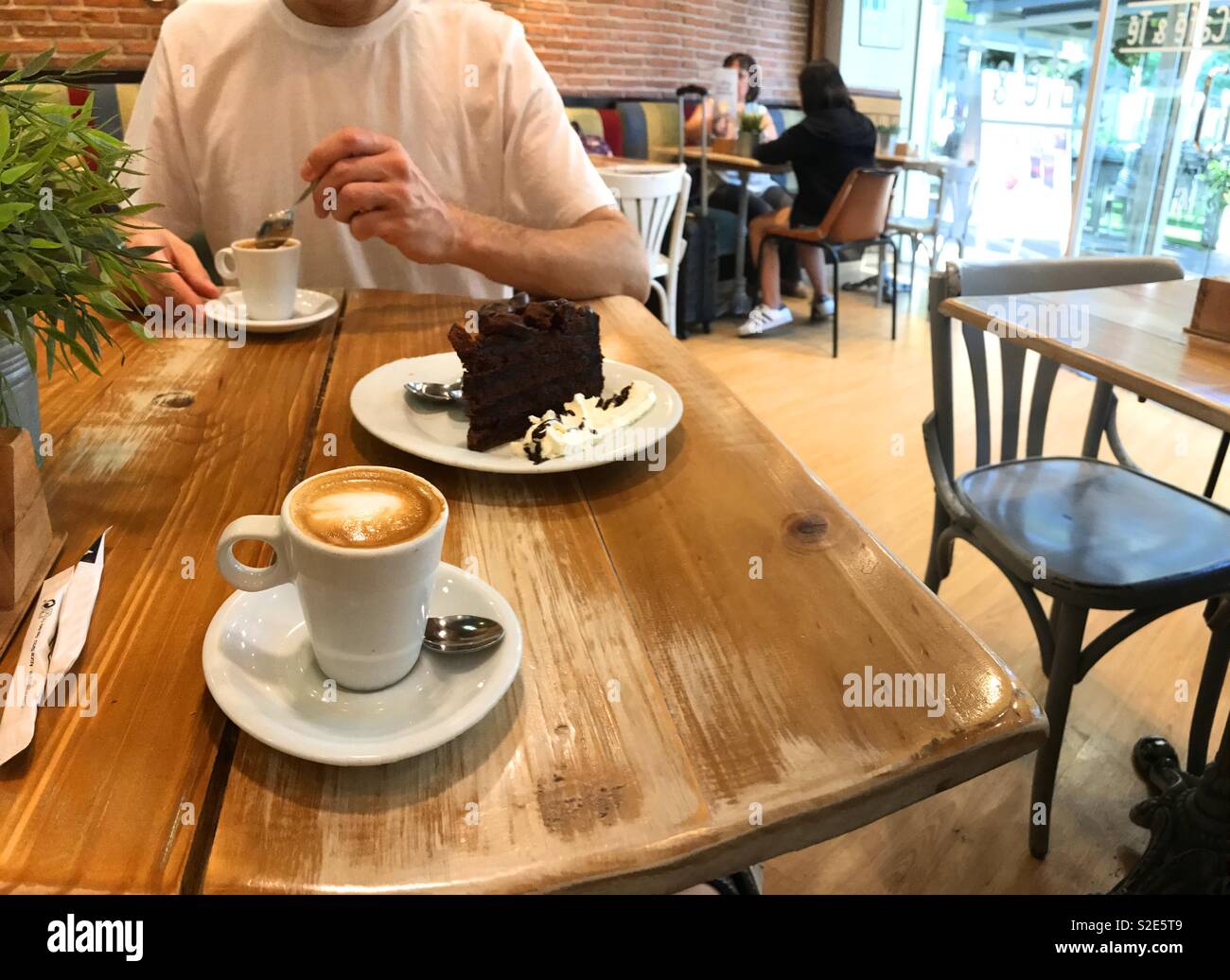 Having breakfast in a cafetería Stock Photo - Alamy