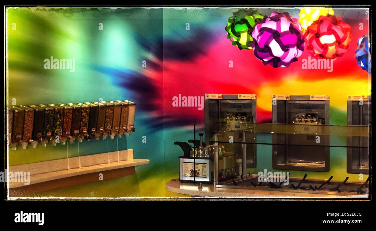 Hanging lamps hi-res stock photography and images - Alamy