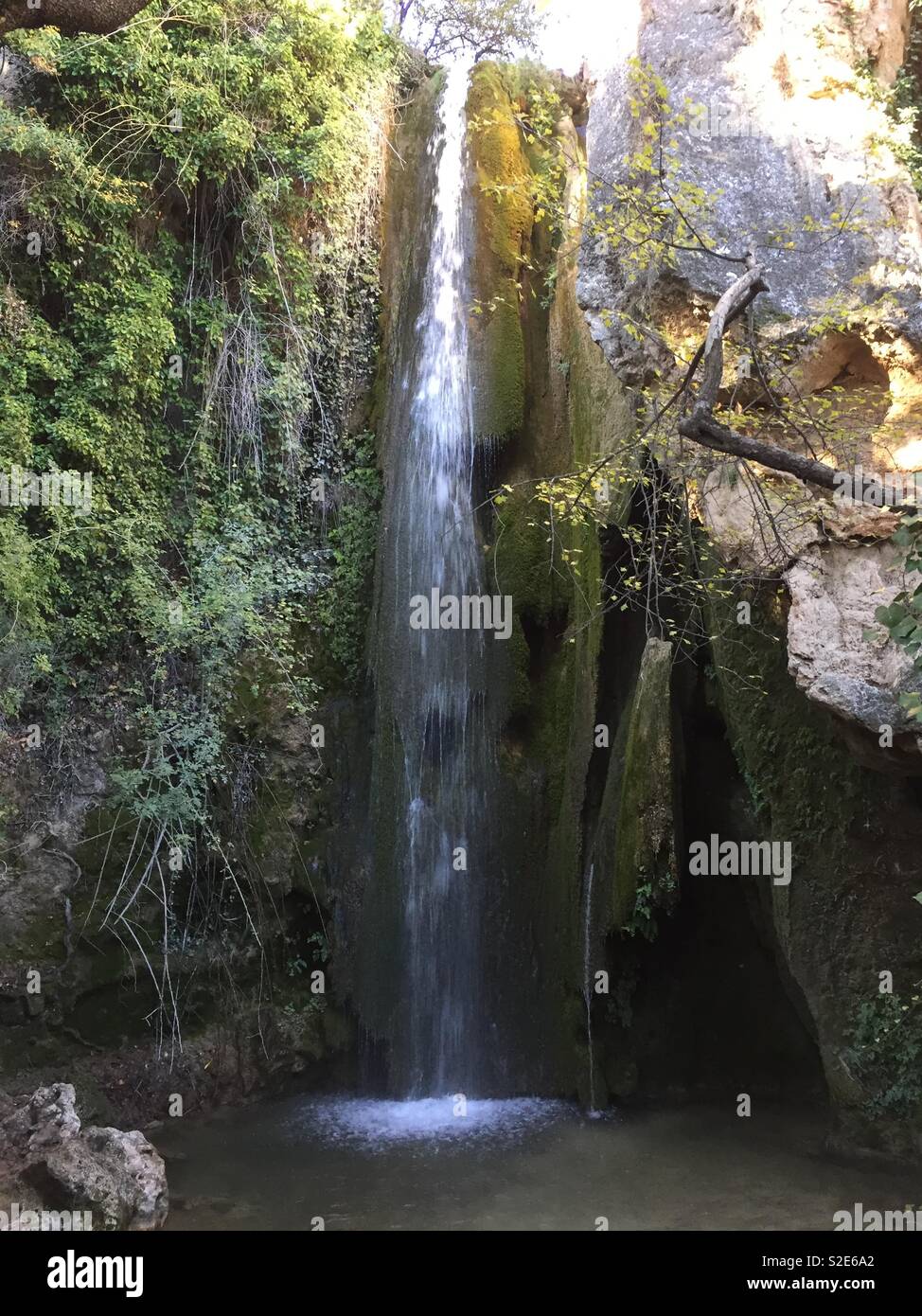 Water between rocks hi-res stock photography and images - Alamy