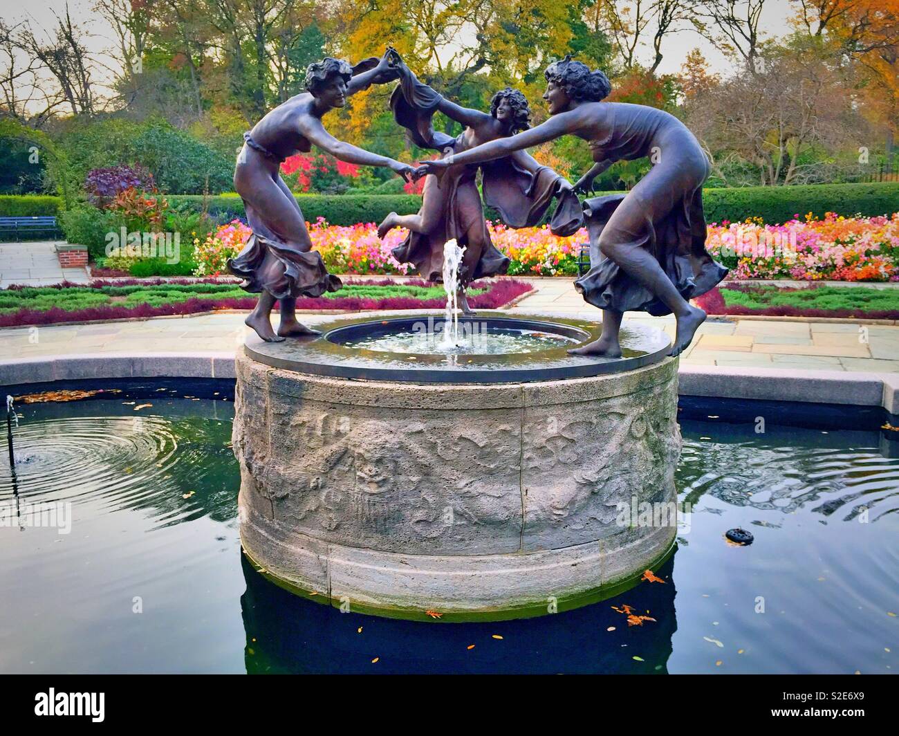 Untermyer fountain central park hi-res stock photography and images - Alamy